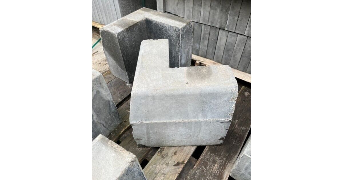 255 X 125MM HALF BATT EXTERNAL 90 CORNER KERB