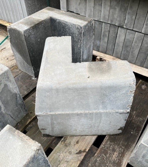 255 X 125MM HALF BATT EXTERNAL 90° CORNER KERB