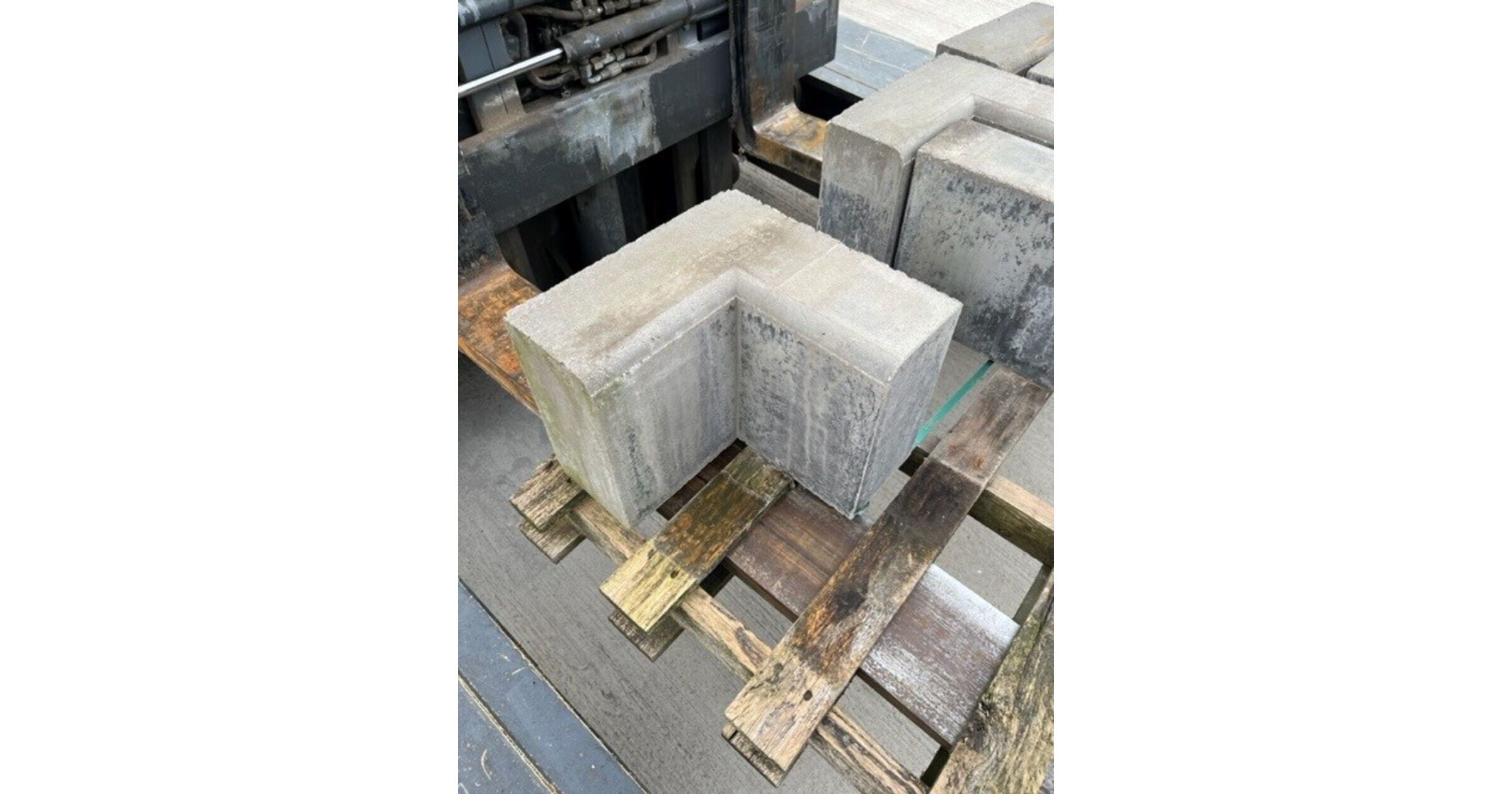 255 X 125MM BULL NOSED INTERNAL 90 CORNER KERB
