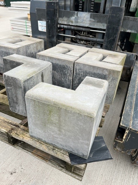 255 X 125MM BULL NOSED EXTERNAL 90° CORNER KERB